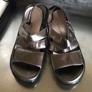 Aravon | Shoes | Aravon Silver Metallic Sandals | Poshmark